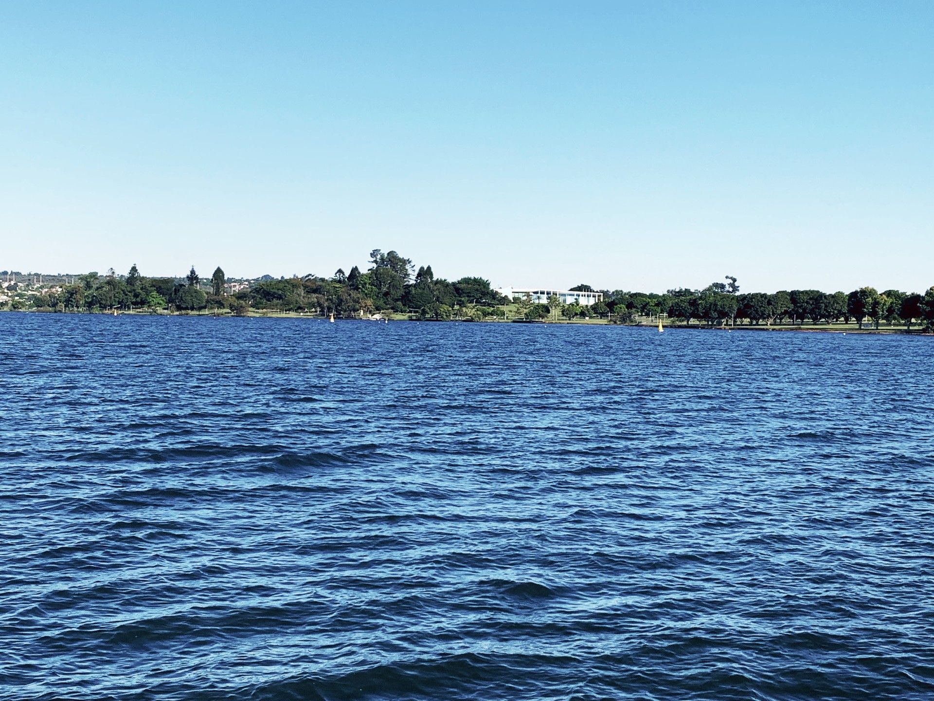 Como é navegar pelo Lago Paranoá em Brasília | 6 Viajantes